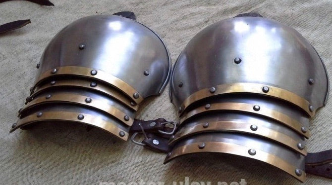 Shoulders protection with golden decoration – Master Uley